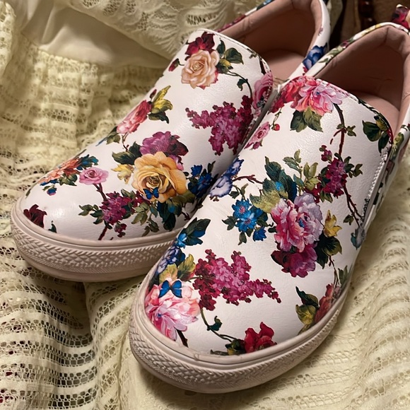 Wanted | Shoes | Wanted Brand Wedge Floral Shoessize 85 Roses Lilacs ...